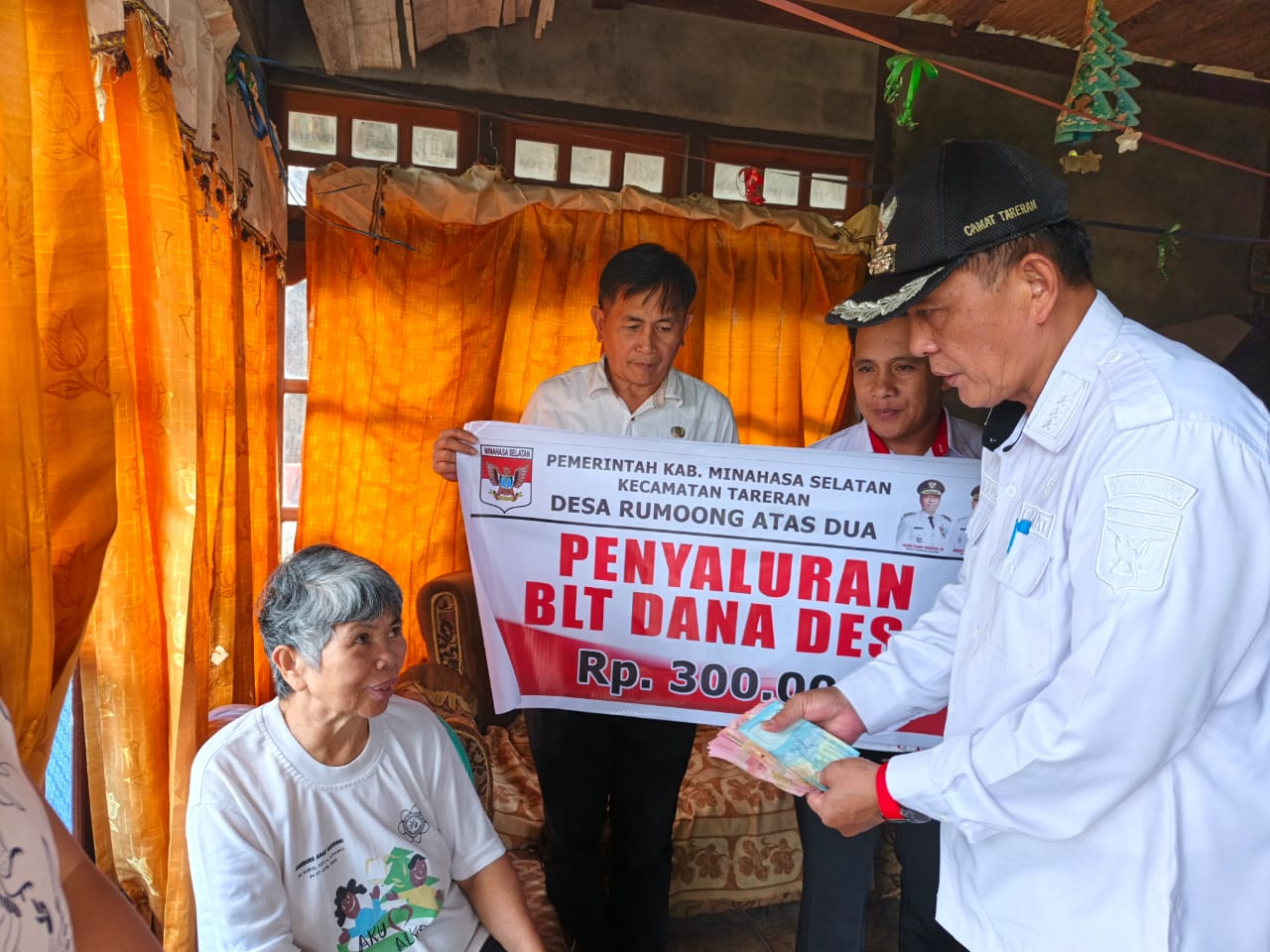 Pantas Ditiru !! Pemdes Rumoong Atas Dua Salurkan BLT DD Langsung ke Rumah KPM - GLOBAL BERITA